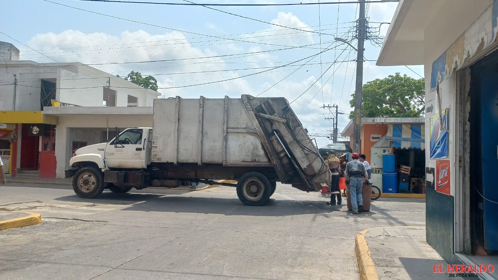 El Heraldo de Poza Rica - Descompuesto camión de la Basura