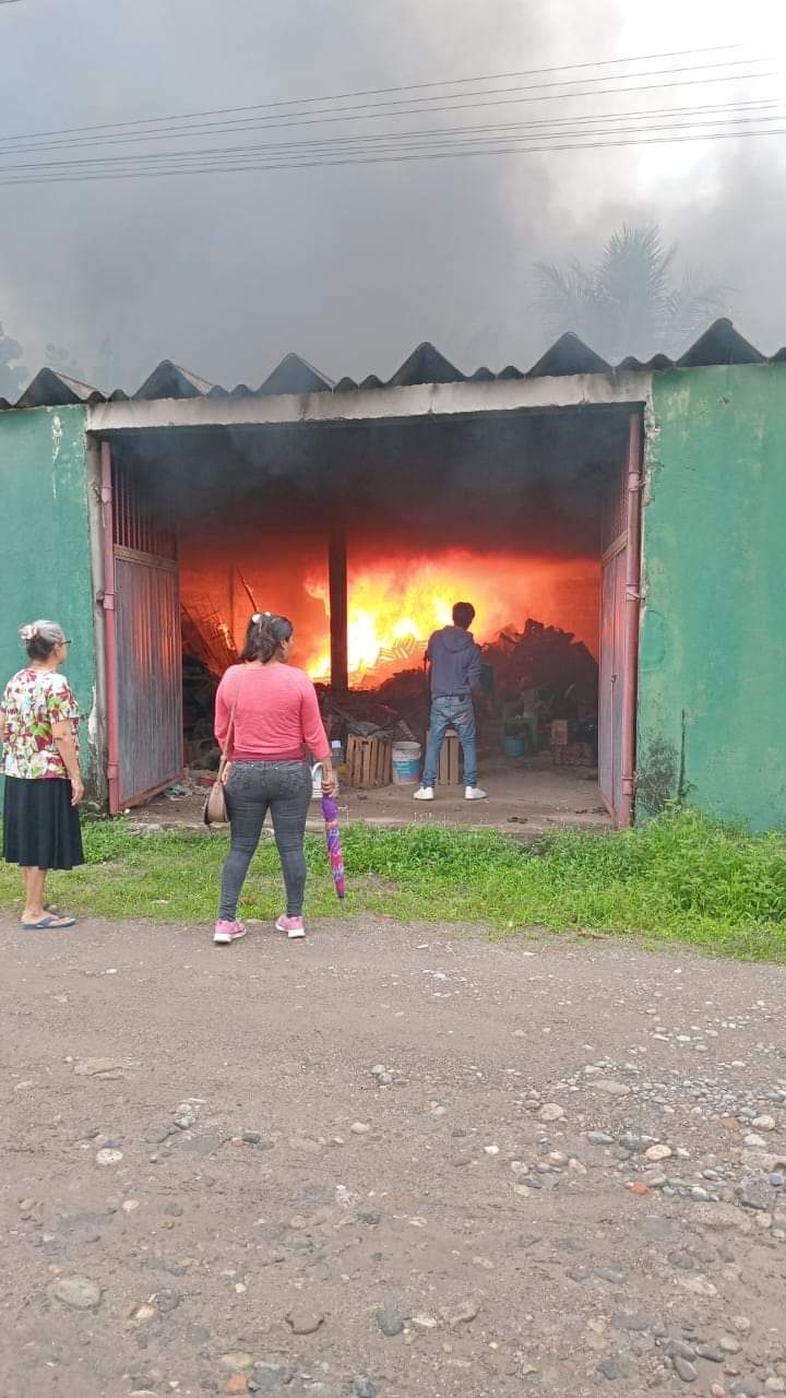 El Heraldo de Poza Rica - Pareja de la tercera edad a punto de quemarse