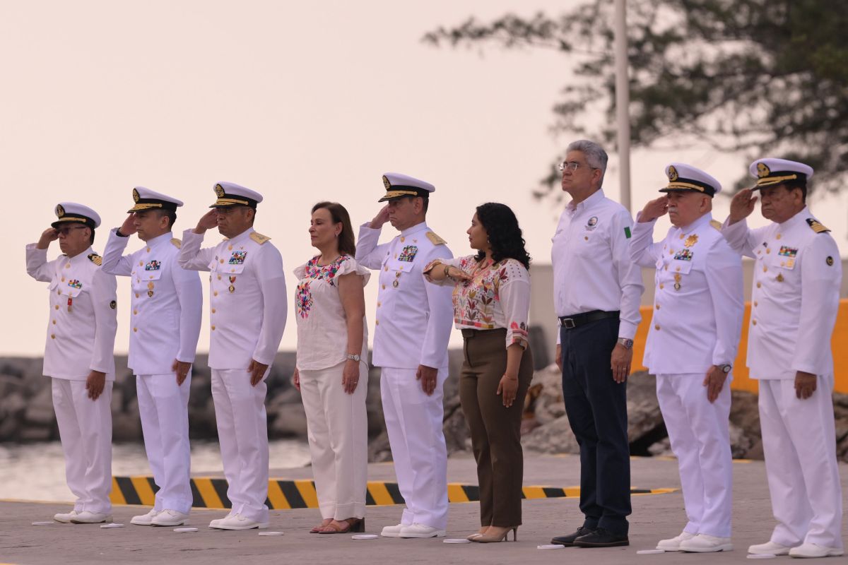 El Heraldo de Poza Rica - Nahle rinde homenaje por el Día de la Marina