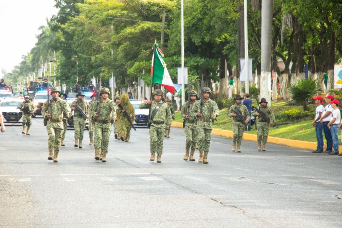 El Heraldo de Poza Rica - Sin contratiempos, el desfile cívico