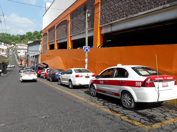 El Heraldo de Poza Rica - Saturan el centro de Taxis