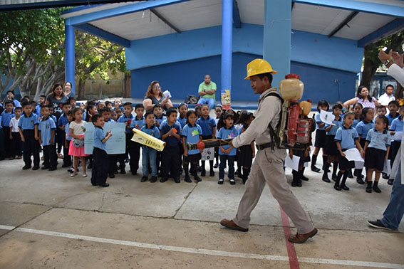 El Heraldo de Poza Rica - Intensifican acciones de combate al dengue en escuelas