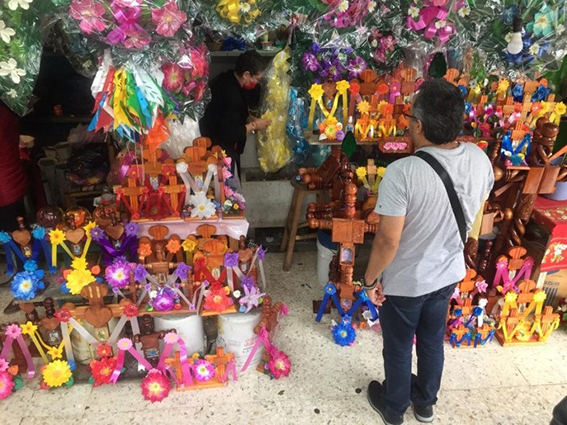 El Heraldo de Poza Rica - Este año no habrá cruces ni coronas en panteones